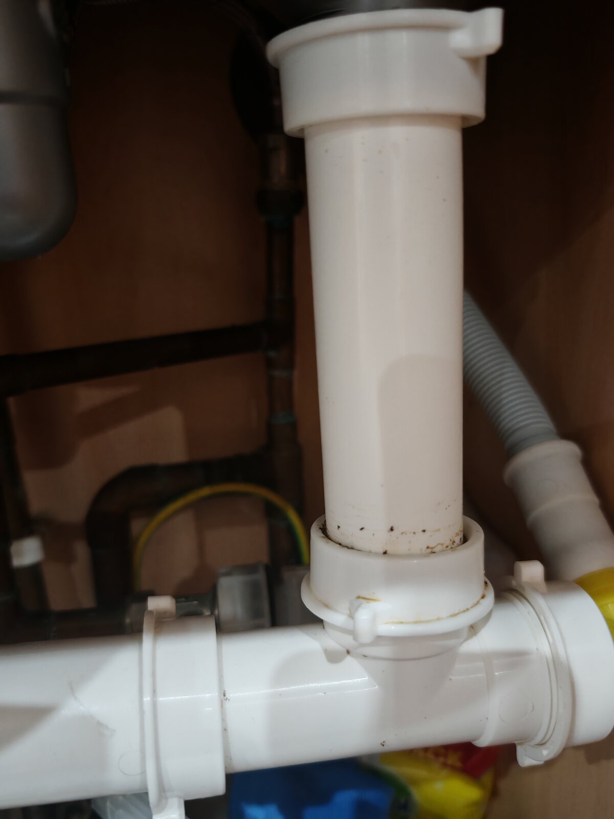 Loose pipe under sink | DIYnot Forums
