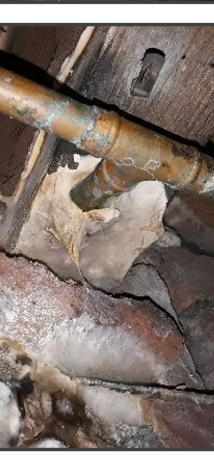 Central heating pipe goes through joist - is this a cause of dry rot ...