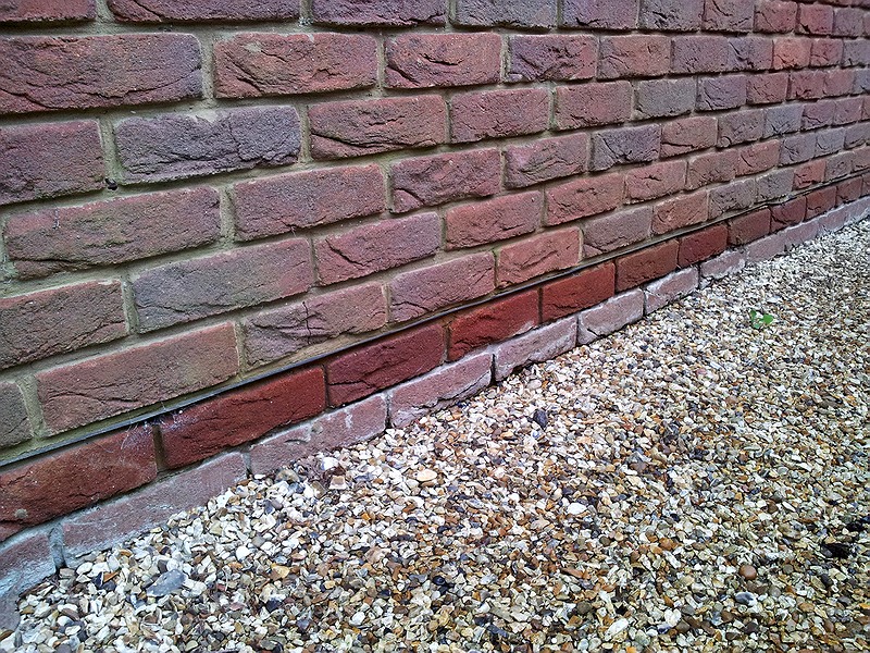 Damp external brickwork | DIYnot Forums