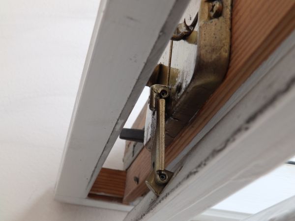 Velux window - installed 1989(?) - hasn't ever locked. Jammed headlock ...