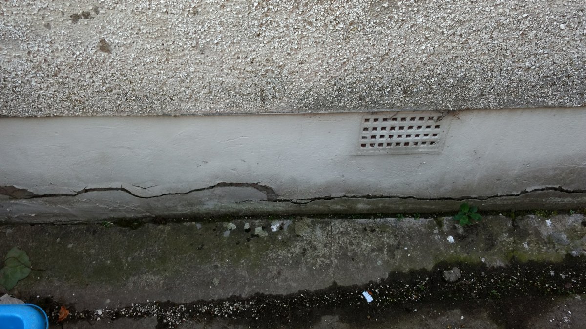 Cracked and broken external render | DIYnot Forums