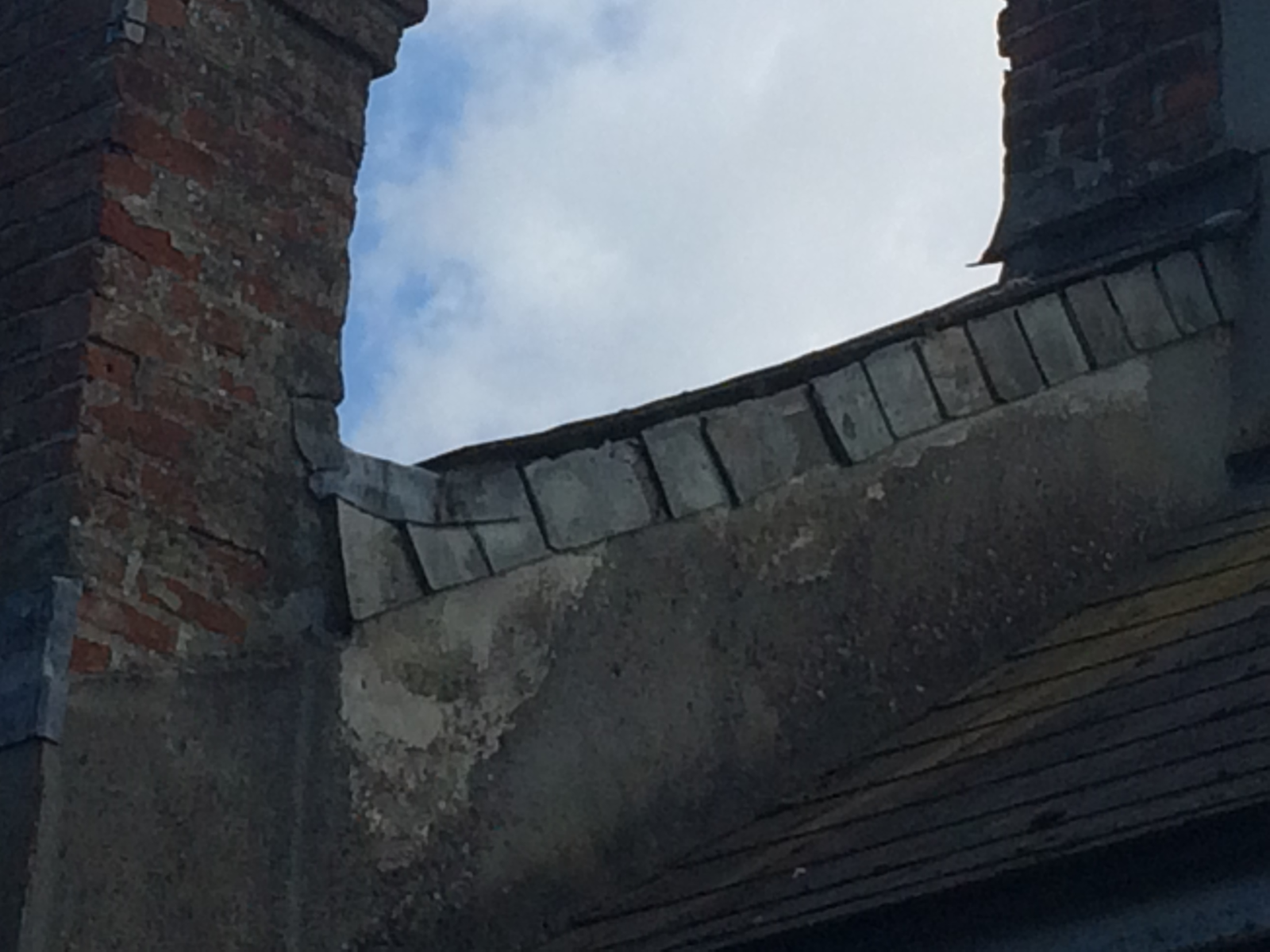 Gable end missing slate.....best way to repair? | DIYnot Forums