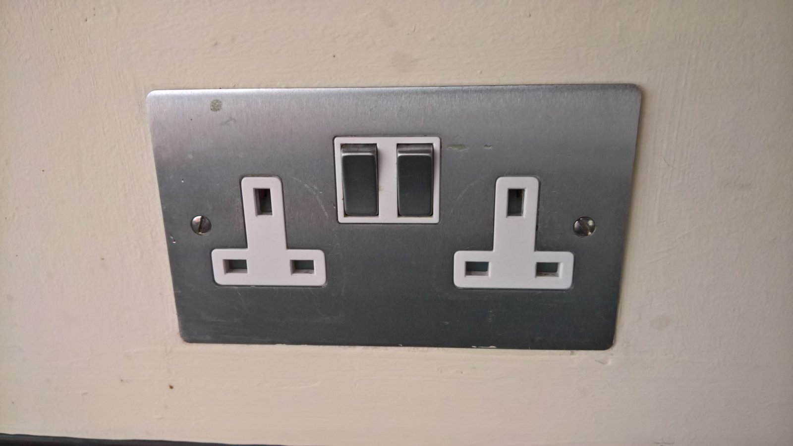 Sourcing 2 gang switched socket | DIYnot Forums