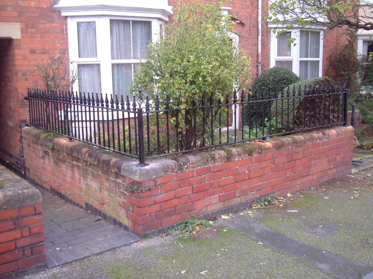 Stop people sitting on a wall | DIYnot Forums