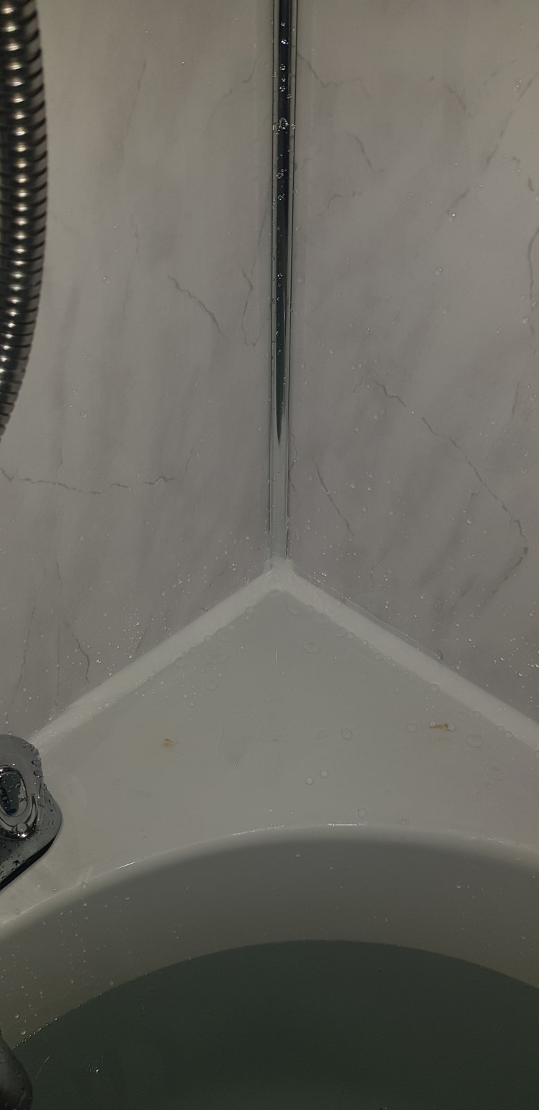 Cannot seal corner of bath | DIYnot Forums