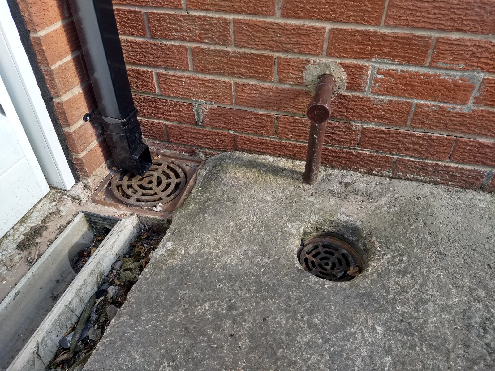 Driveway foul and rain water trap | DIYnot Forums