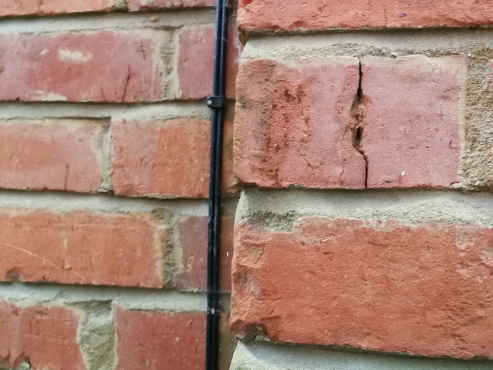 Cracks in bricks | DIYnot Forums