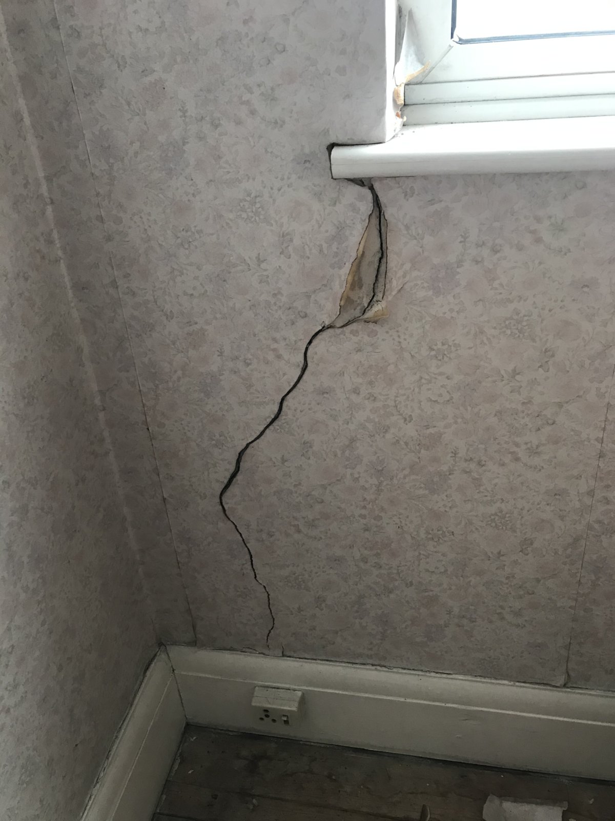 Cracked plaster and cracked brickwork behind it | DIYnot Forums