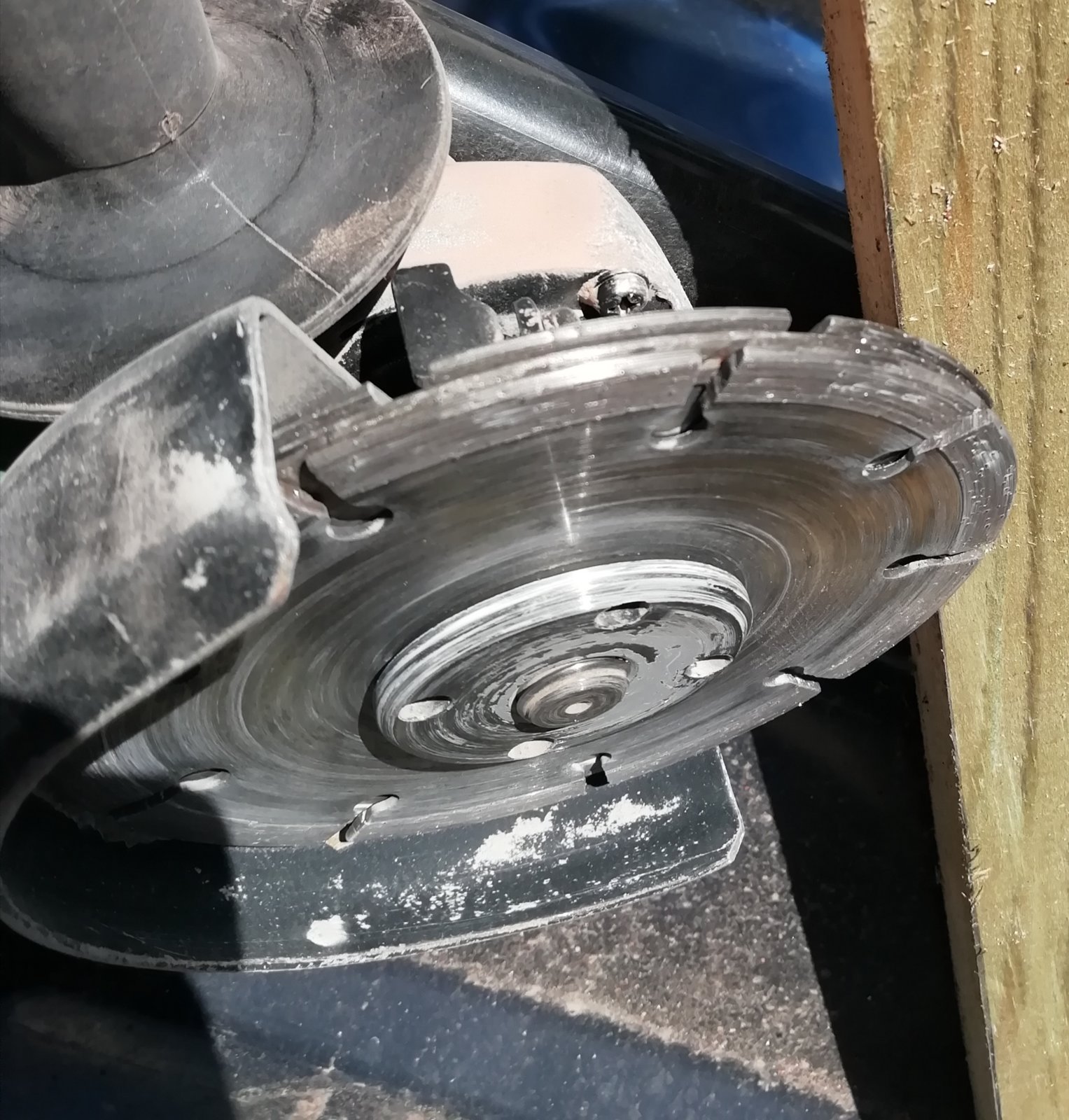 How to cut a clean, even 'chase' for lead flashing | DIYnot Forums