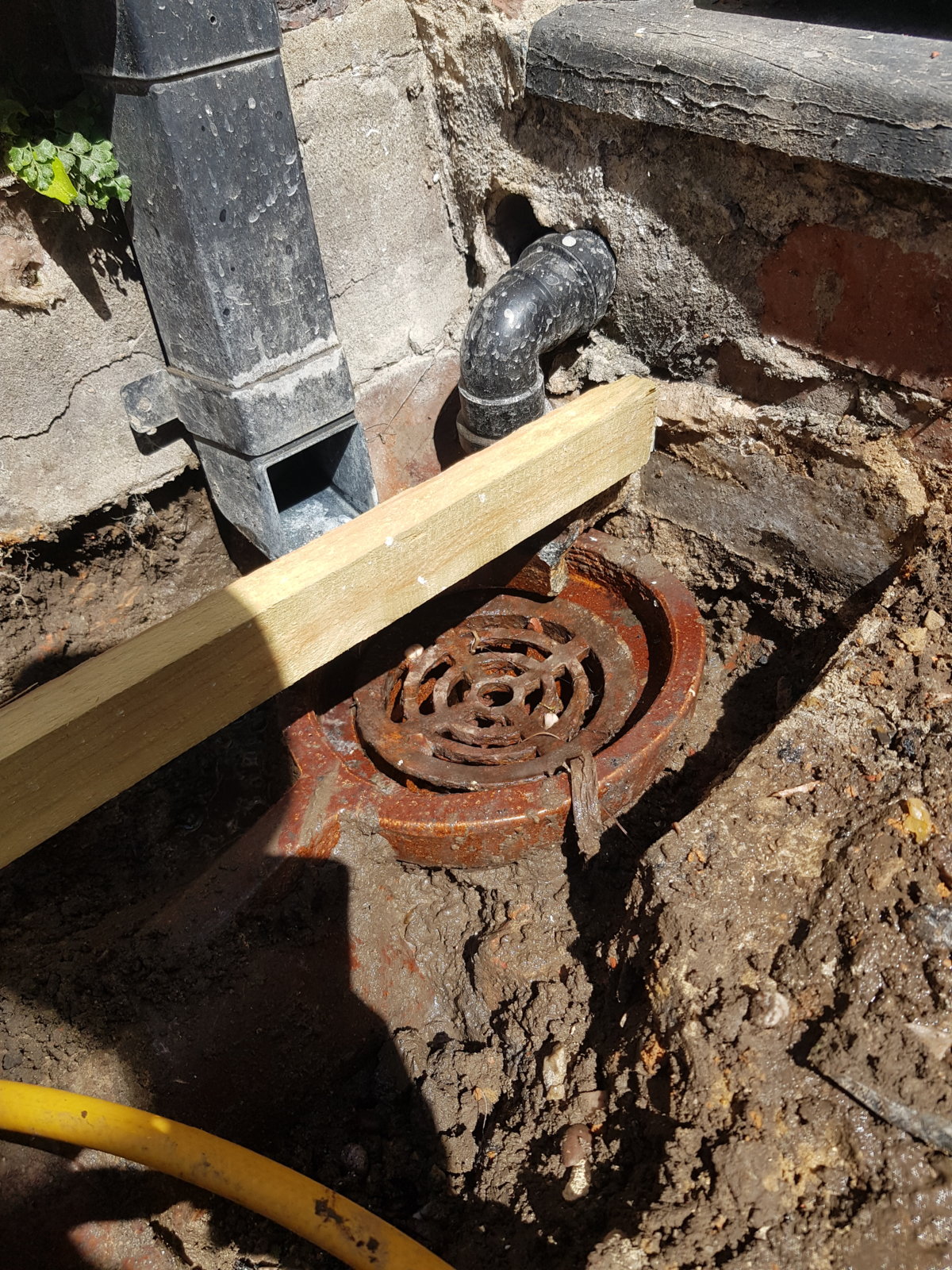 Plastic gully to clay trap outside drain | DIYnot Forums