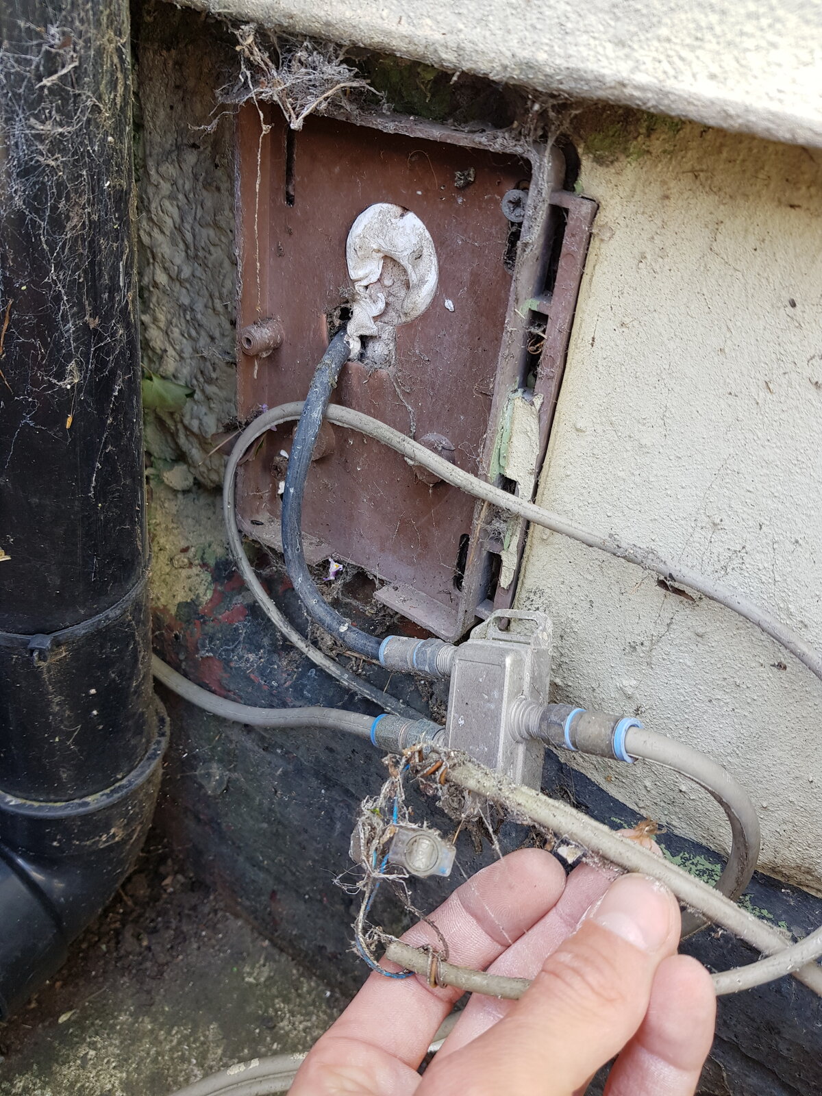 Can anyone identify these cables and boxes? | DIYnot Forums