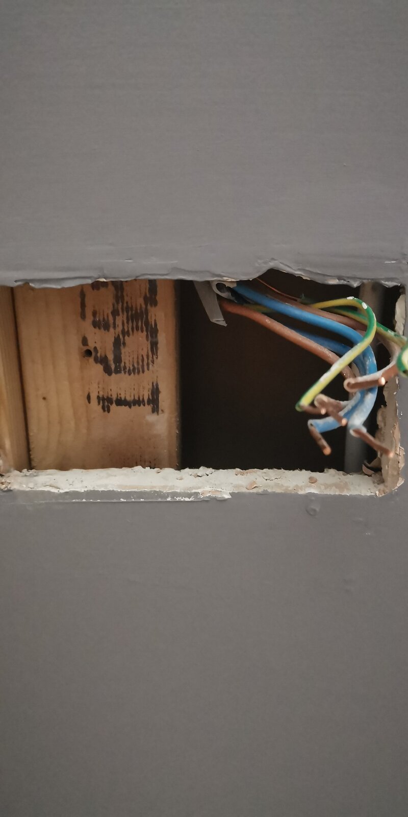 Loose backbox plug socket | DIYnot Forums