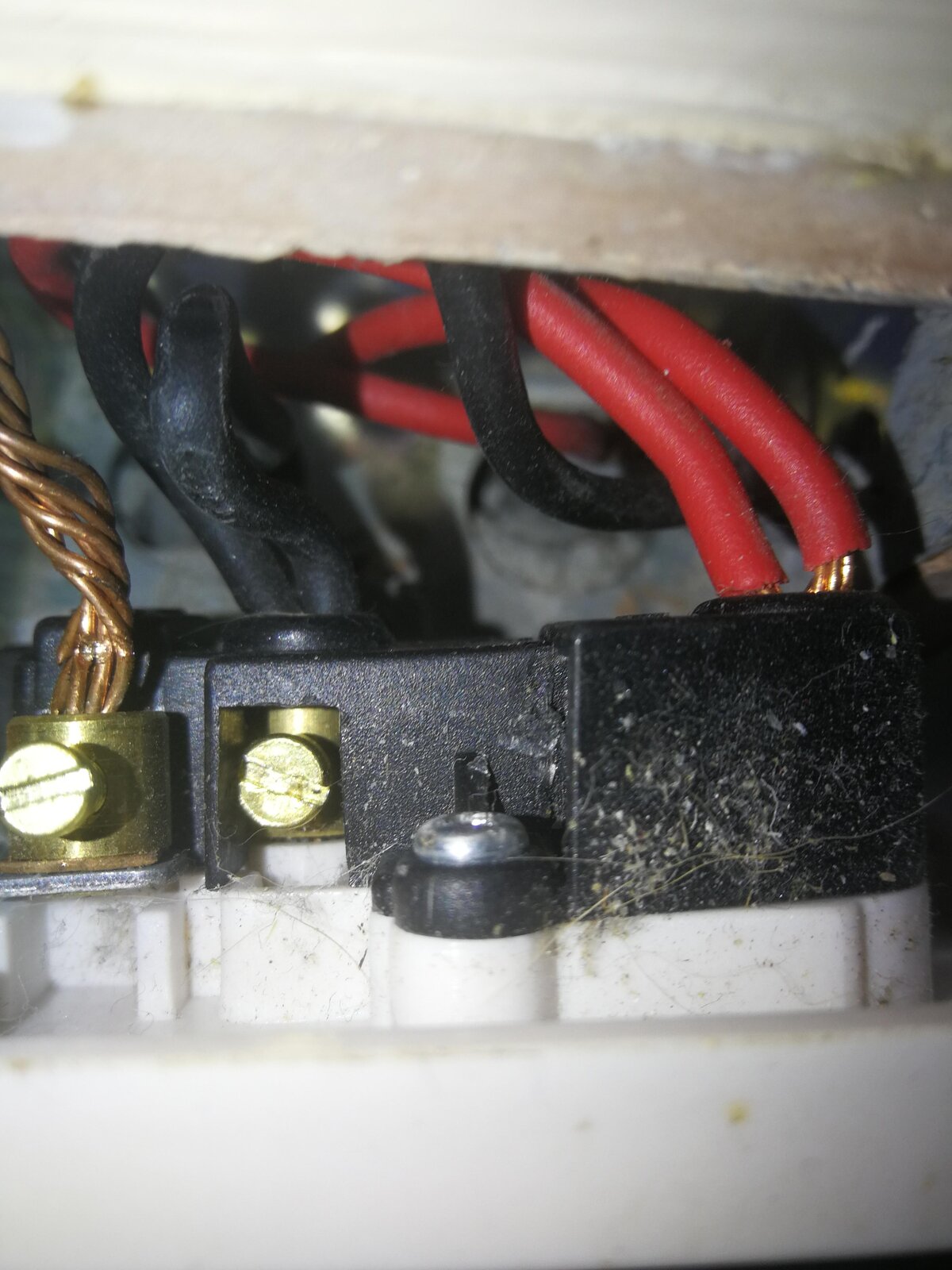 Plug socket with large terminals | DIYnot Forums