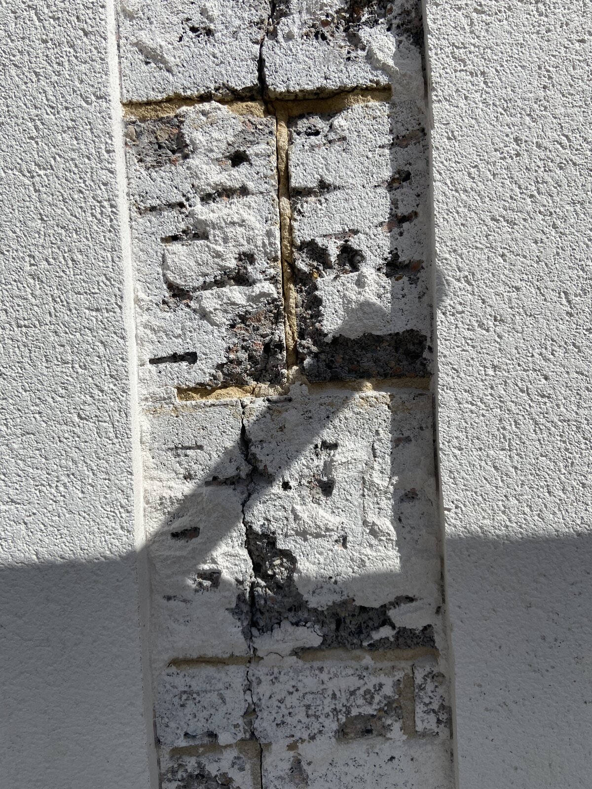 Brickwork cracked behind render | DIYnot Forums