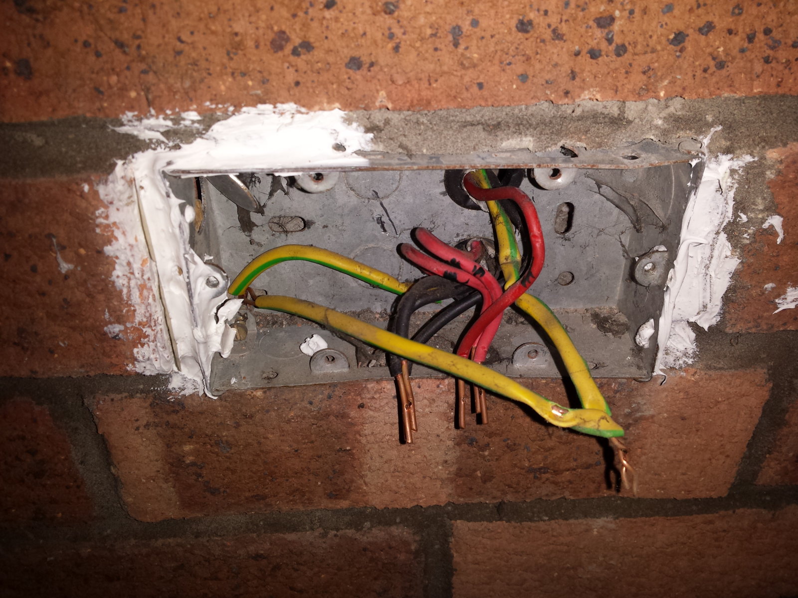 Two live wires at socket | DIYnot Forums