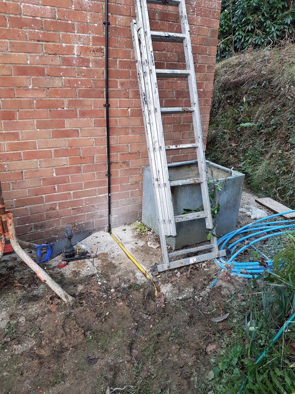 Running ethernet cable down outside wall | DIYnot Forums