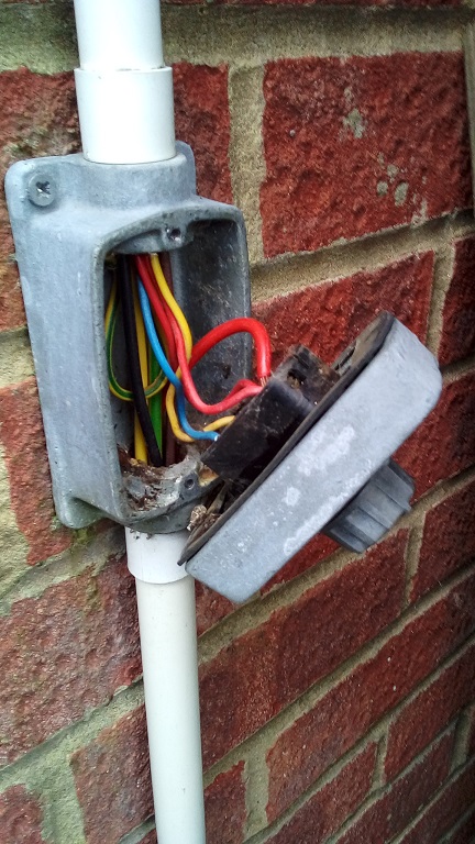 Armoured cable using steel for earth. | DIYnot Forums