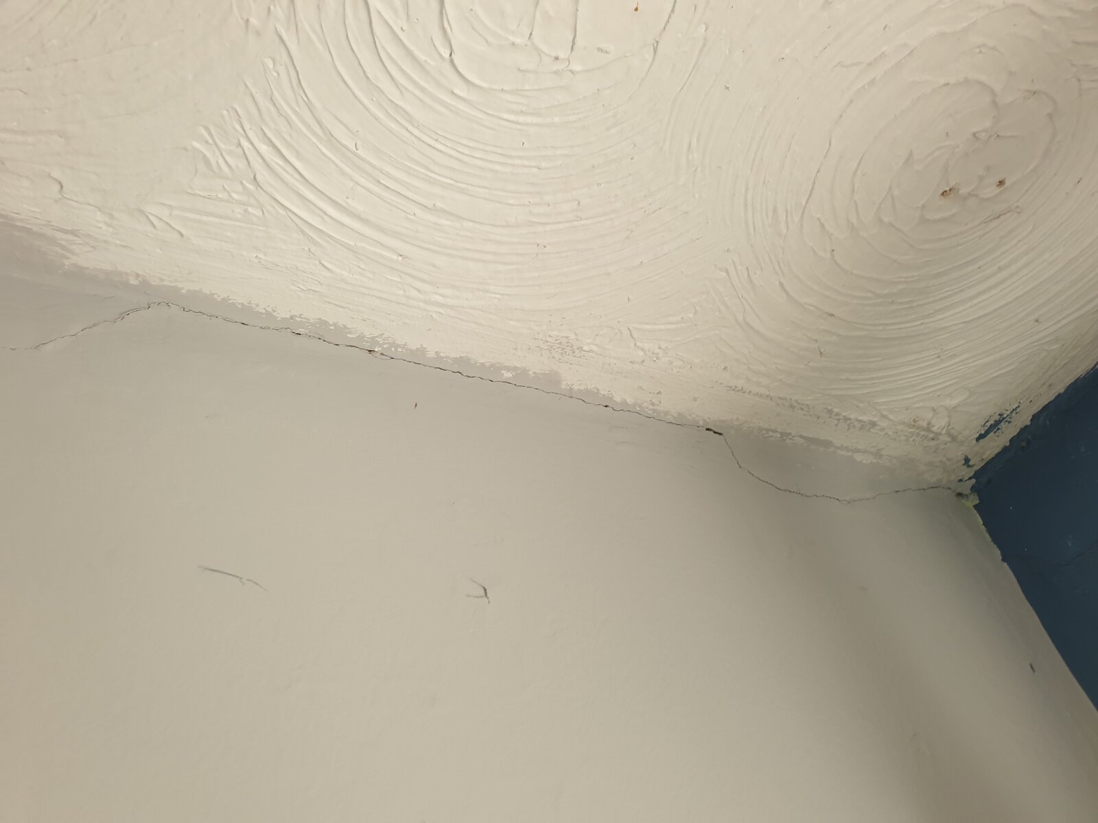Internal cracks in walls | DIYnot Forums