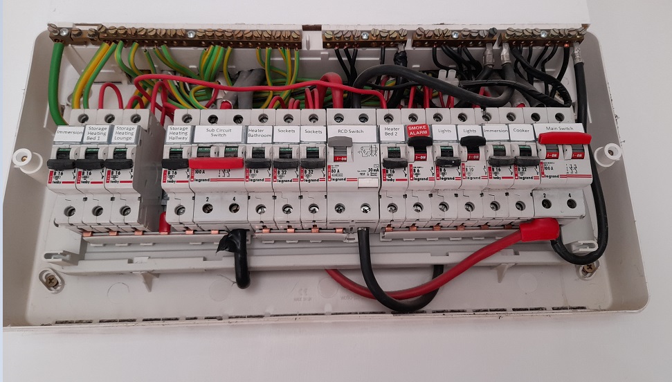 Help explaining layout of Consumer Unit | DIYnot Forums