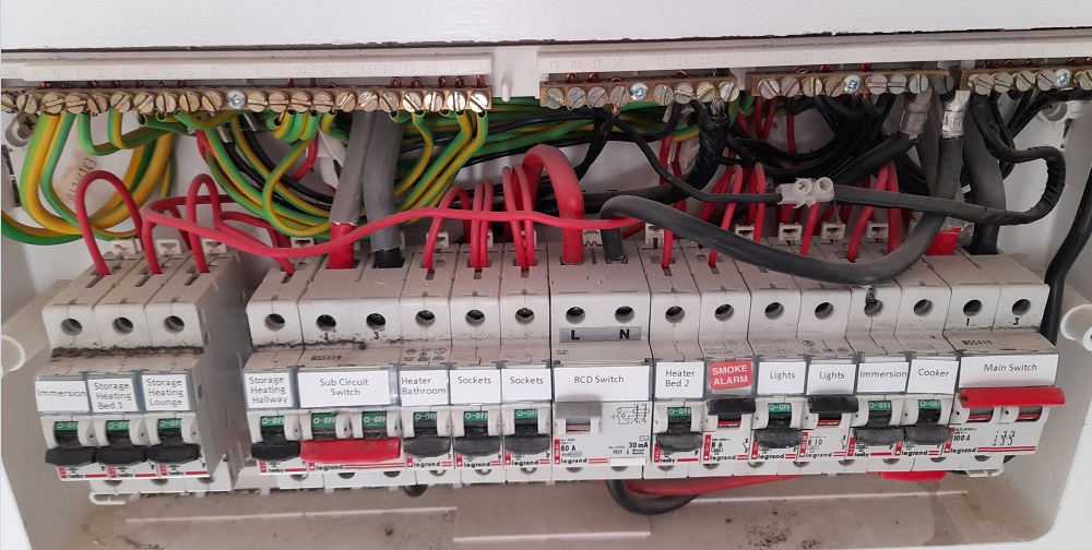 Help explaining layout of Consumer Unit | DIYnot Forums