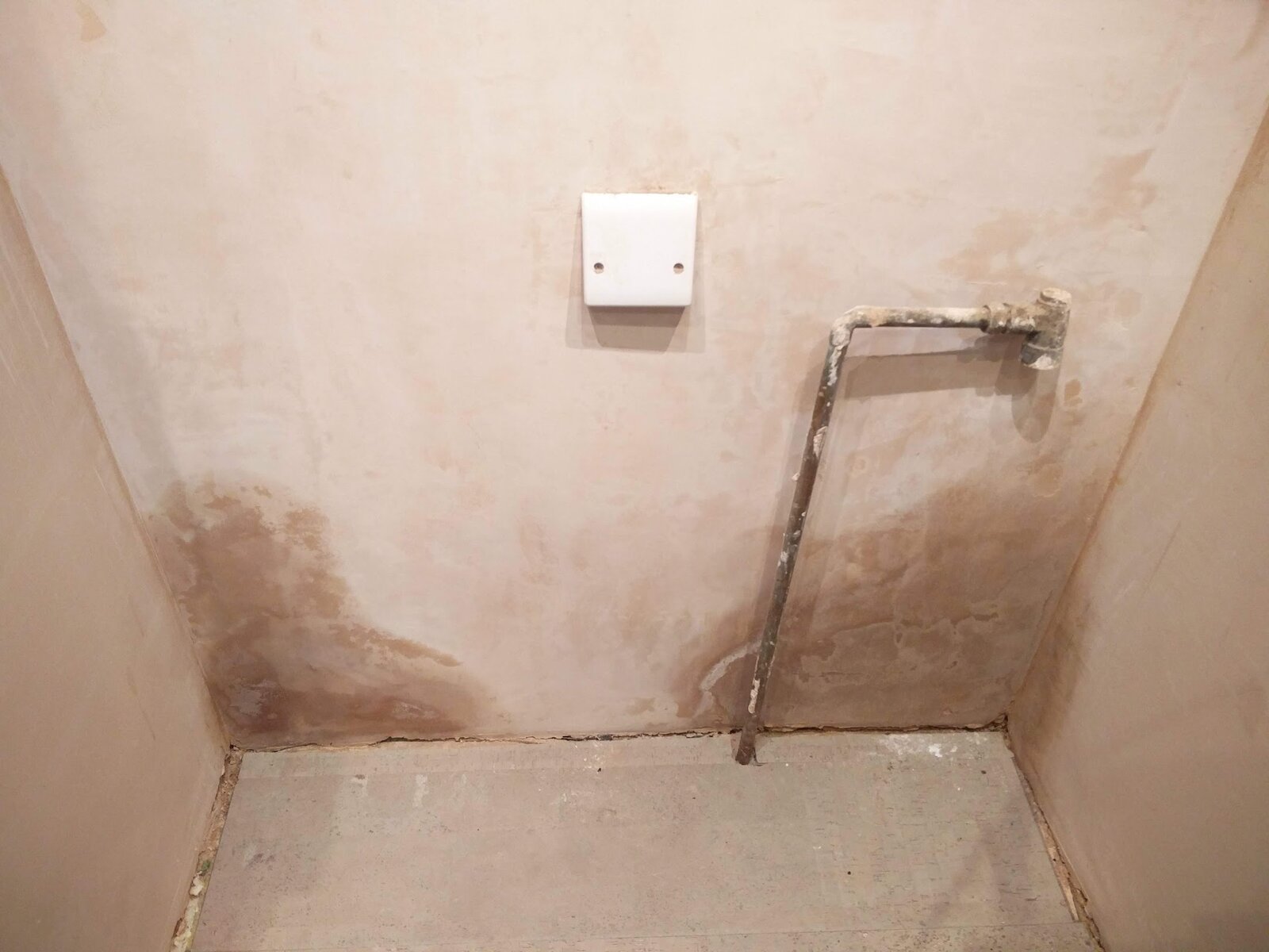 Damp on new plaster inside of chimney breast | DIYnot Forums