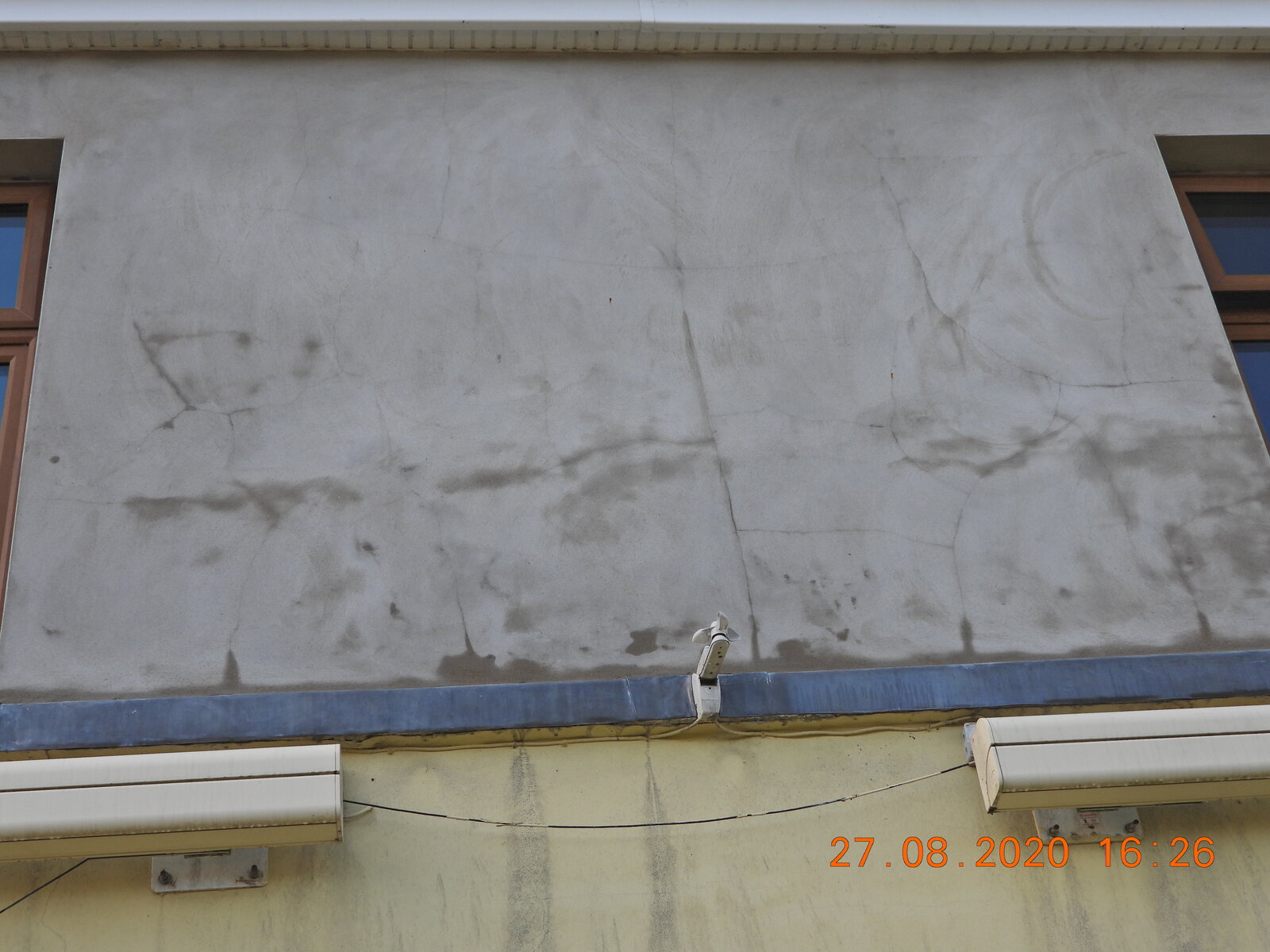 Newly rendered outside wall cracking and damp - Help! | DIYnot Forums