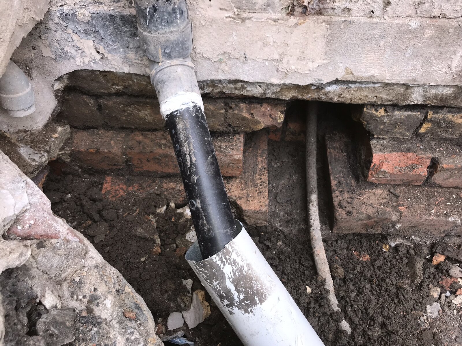 What to use on external damp/wall? Render - if so mix with any additives? | DIYnot Forums