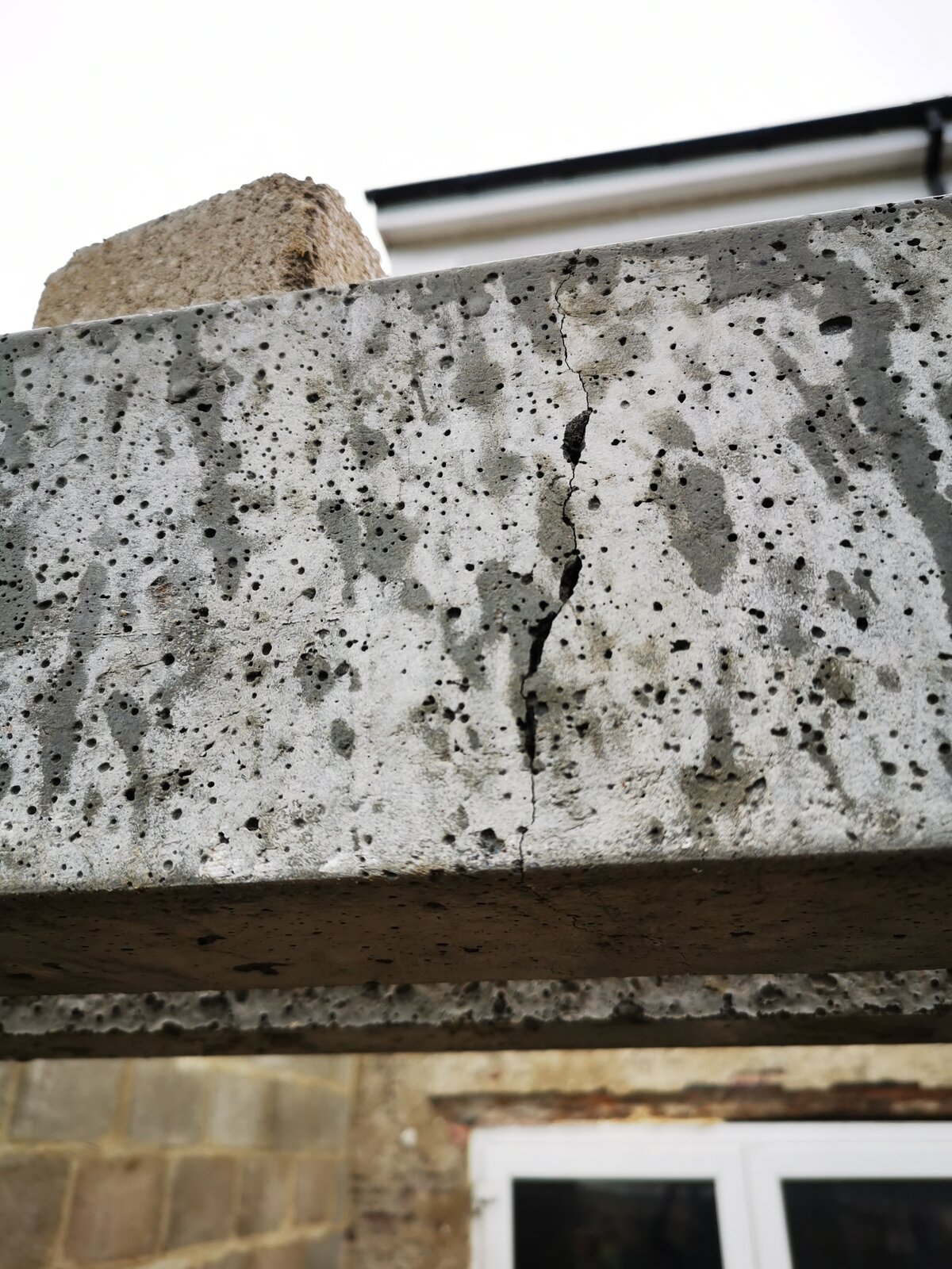 Hairline crack in concrete lintel | DIYnot Forums