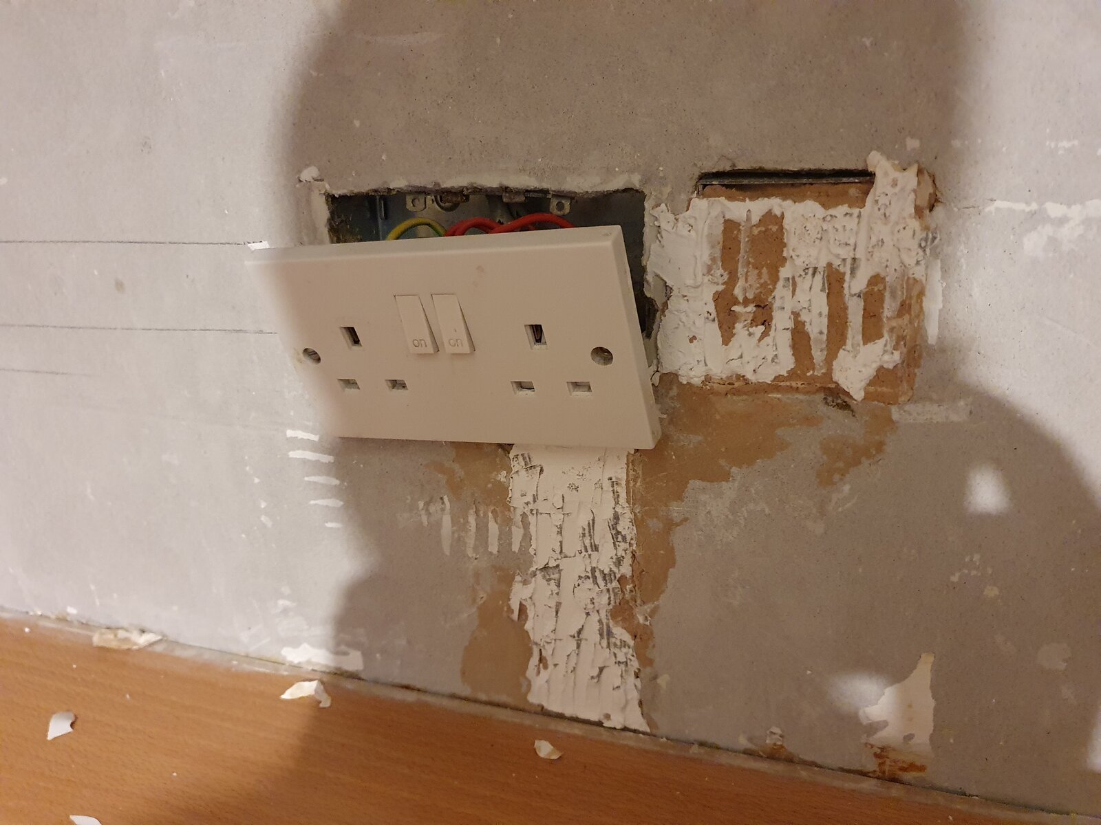 4 cables feeding 1 socket | DIYnot Forums