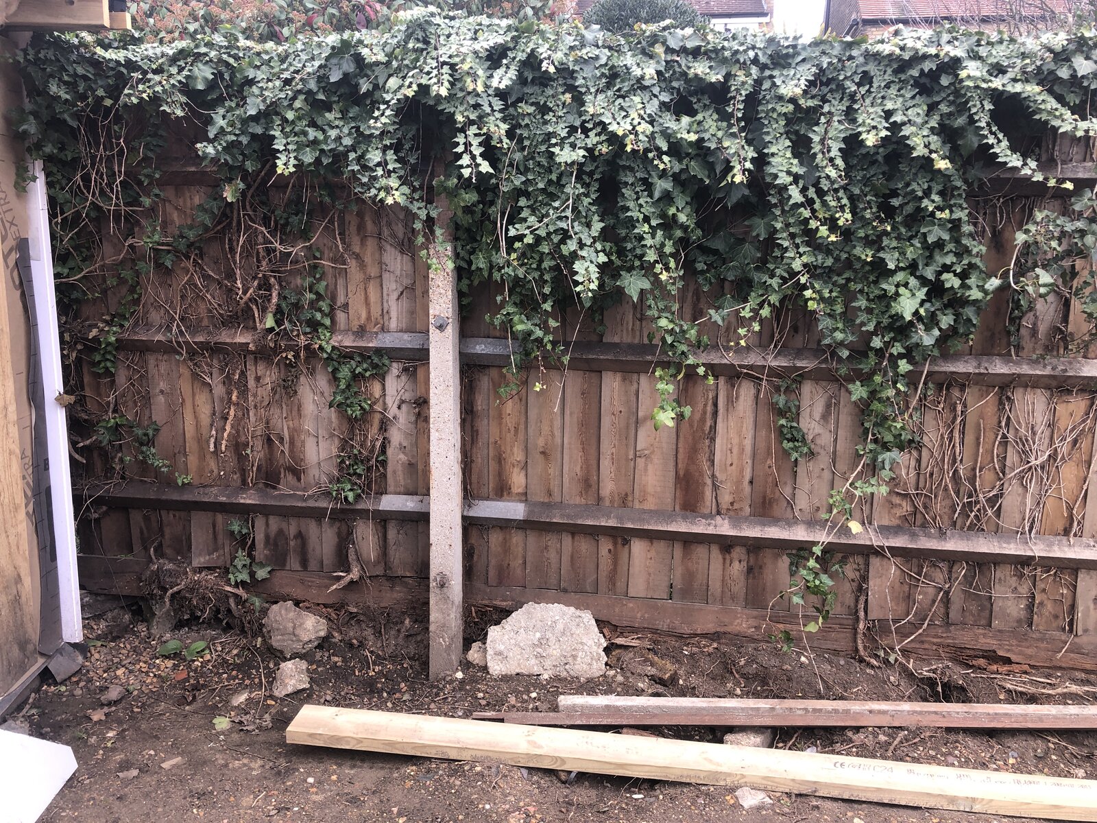 Larch fencing with concrete posts? | DIYnot Forums