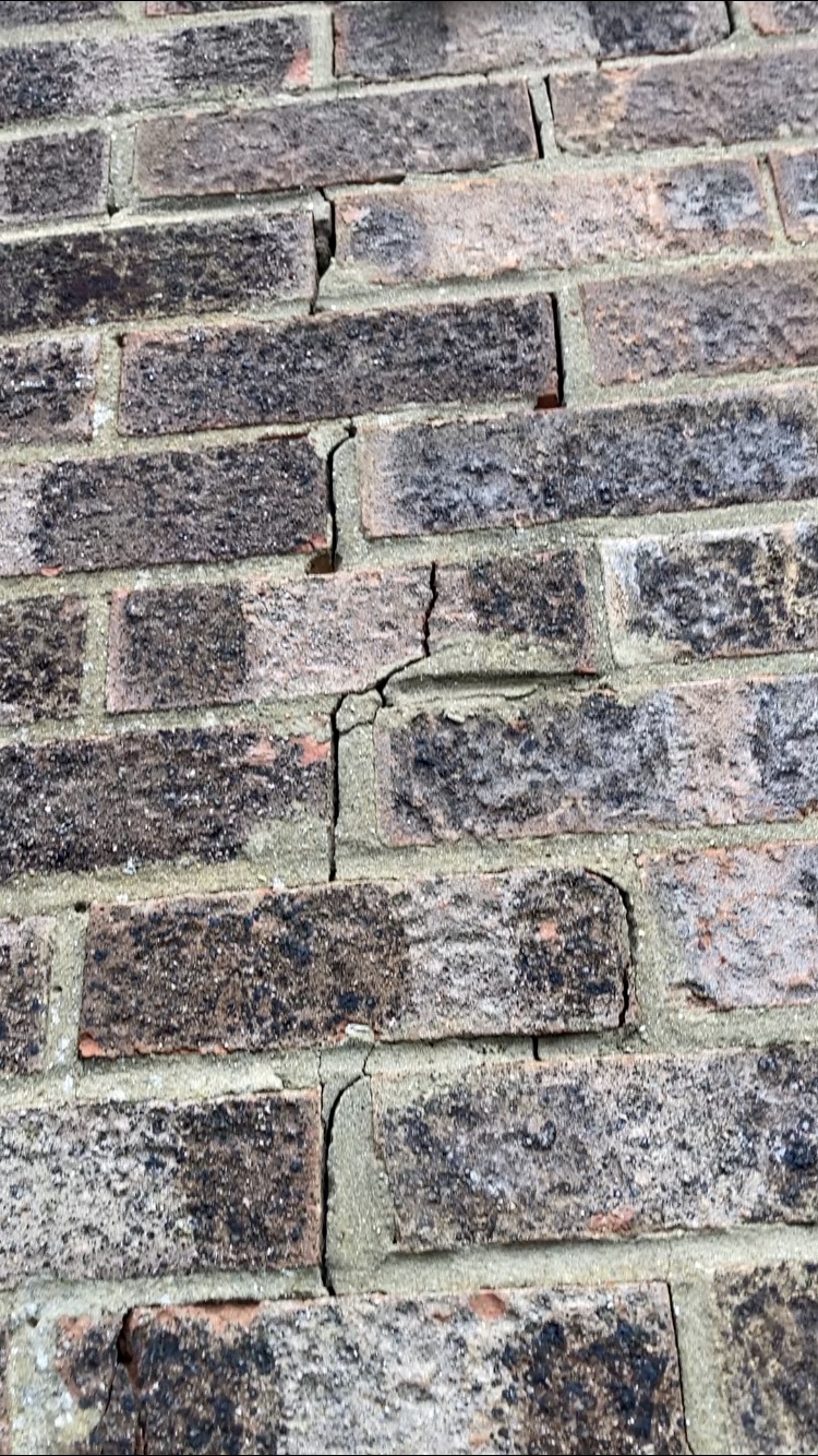Cracking in brickwork where extension meets building, SUBSIDENCE?? | DIYnot Forums