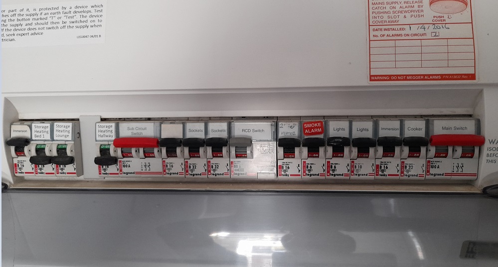 Help explaining layout of Consumer Unit | DIYnot Forums