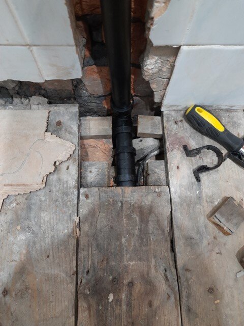 electrical cable running alongside drainpipe | DIYnot Forums