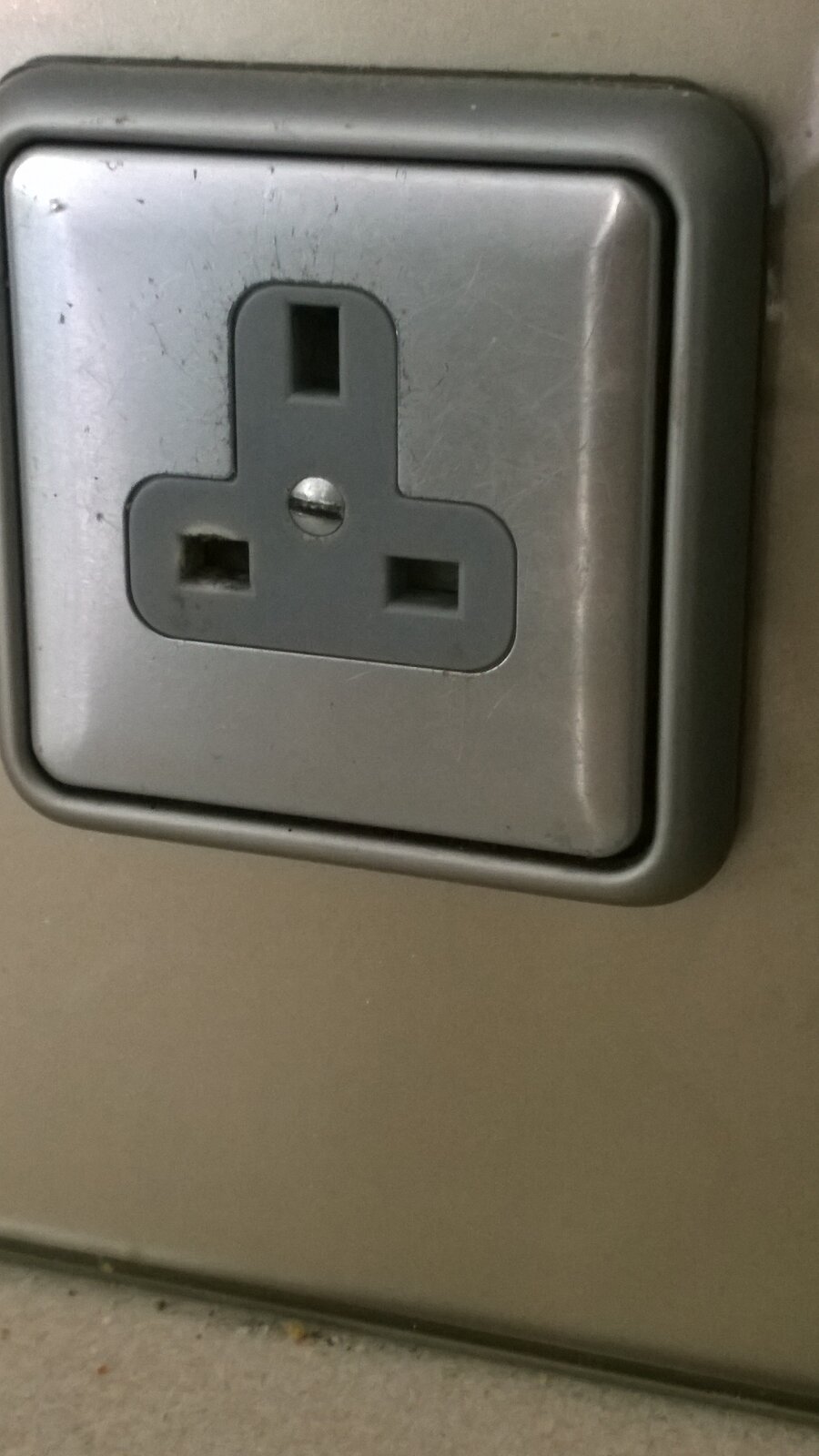 Can anyone identify this socket outlet | DIYnot Forums