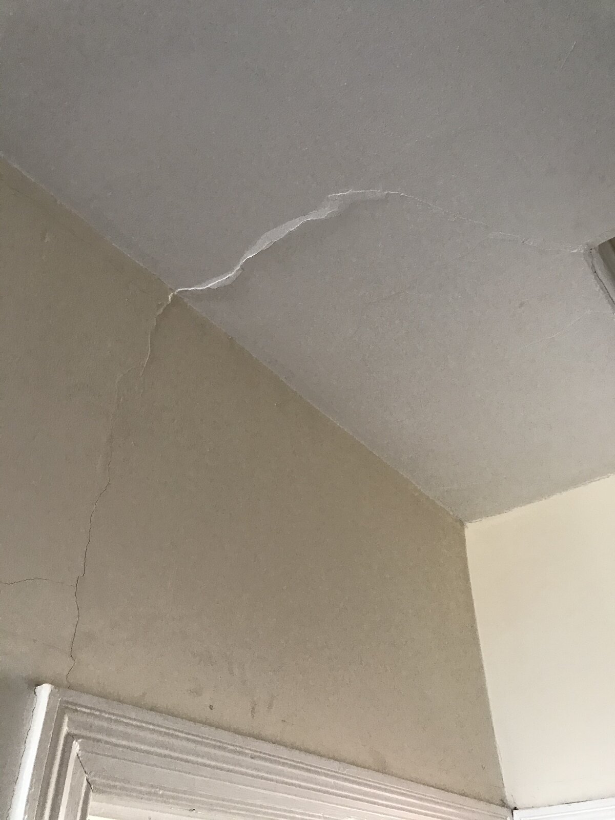 Help! Cracks on walls and ceilings | DIYnot Forums