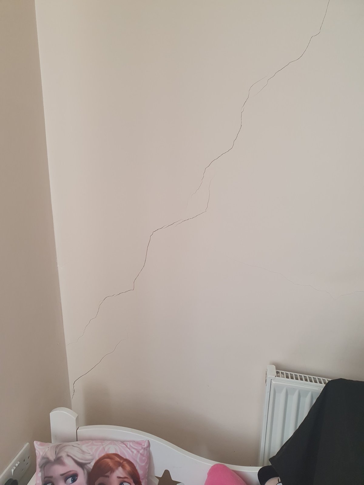 Cracks on internal walls | DIYnot Forums