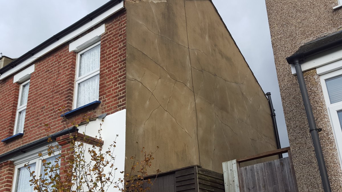 Cracks on outside wall. | DIYnot Forums