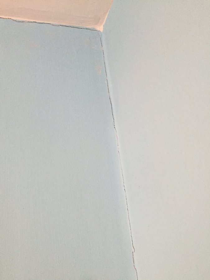 Crack on internal wall | DIYnot Forums