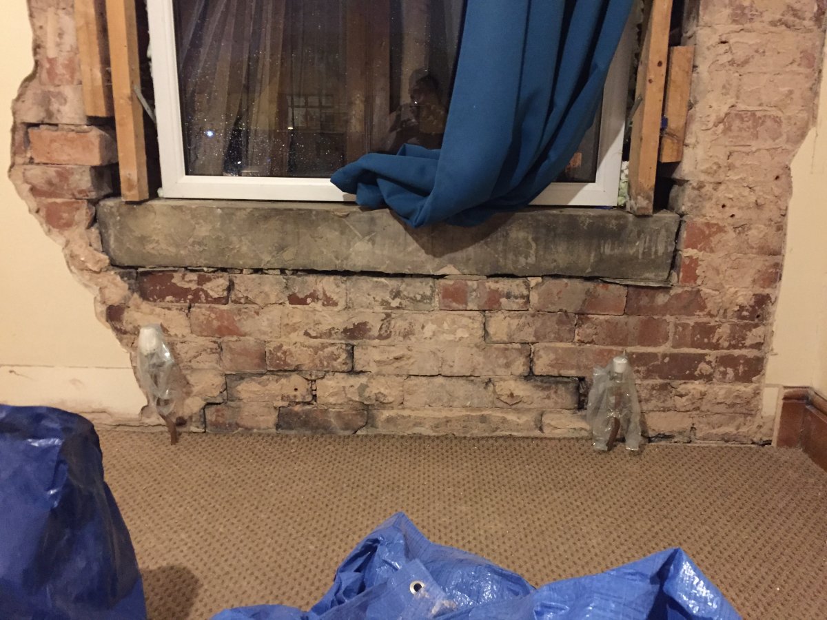 How best to deal with loose bricks under window | DIYnot Forums