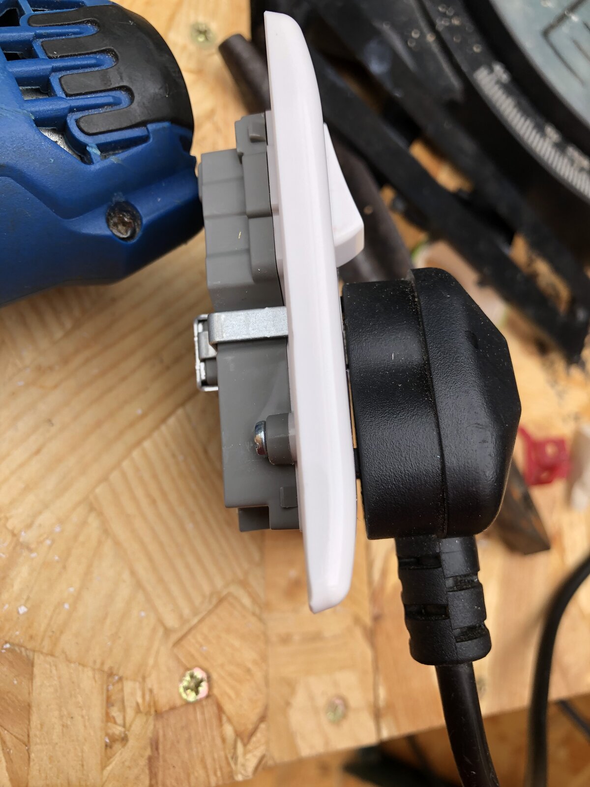 A simple issue with new socket switch? | DIYnot Forums