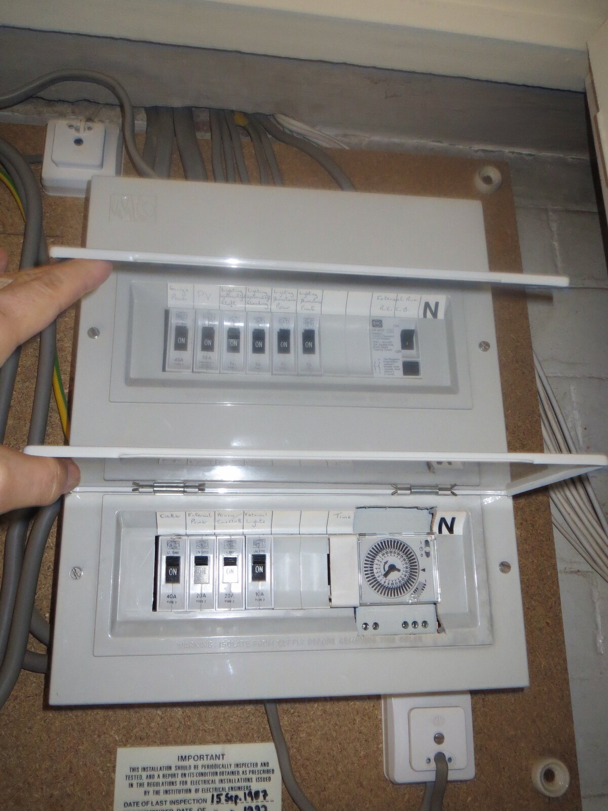 Modern MK RCBOs in old (1986 vintage) Sentry Consumer Unit | DIYnot Forums