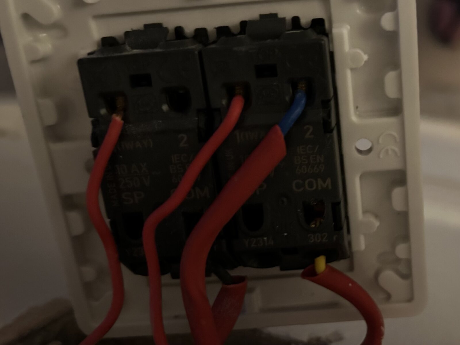 3 switches for 1 light issue | DIYnot Forums