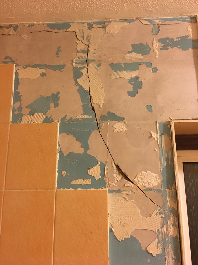 Cracked plaster beside doorway | DIYnot Forums