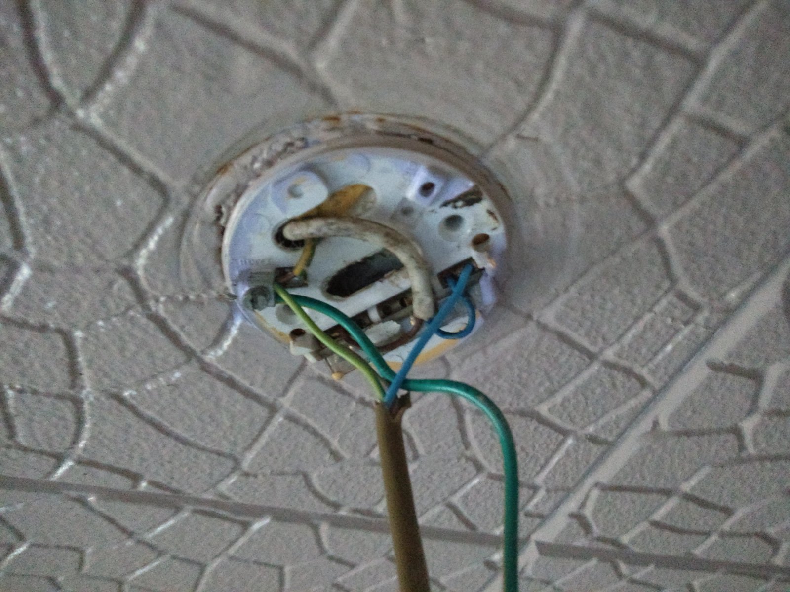 Is this ceiling light normal? Want to put new ceiling rose in | DIYnot ...