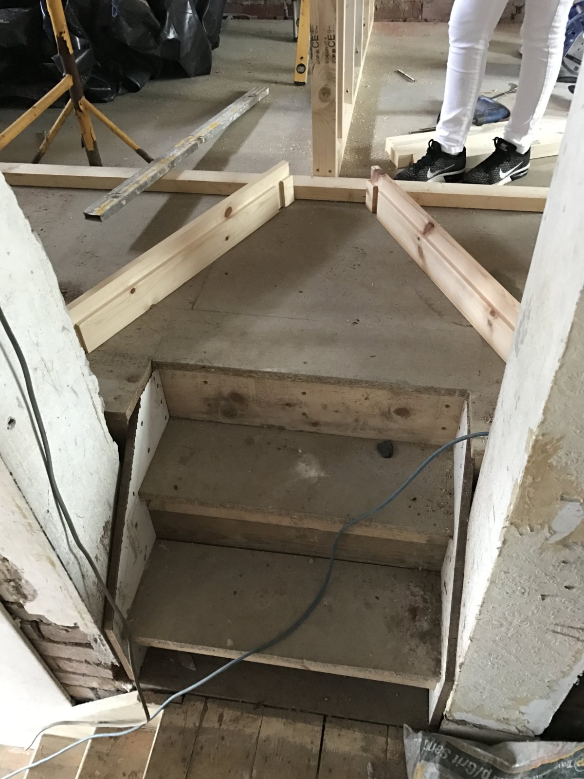 Triangular landing? | DIYnot Forums