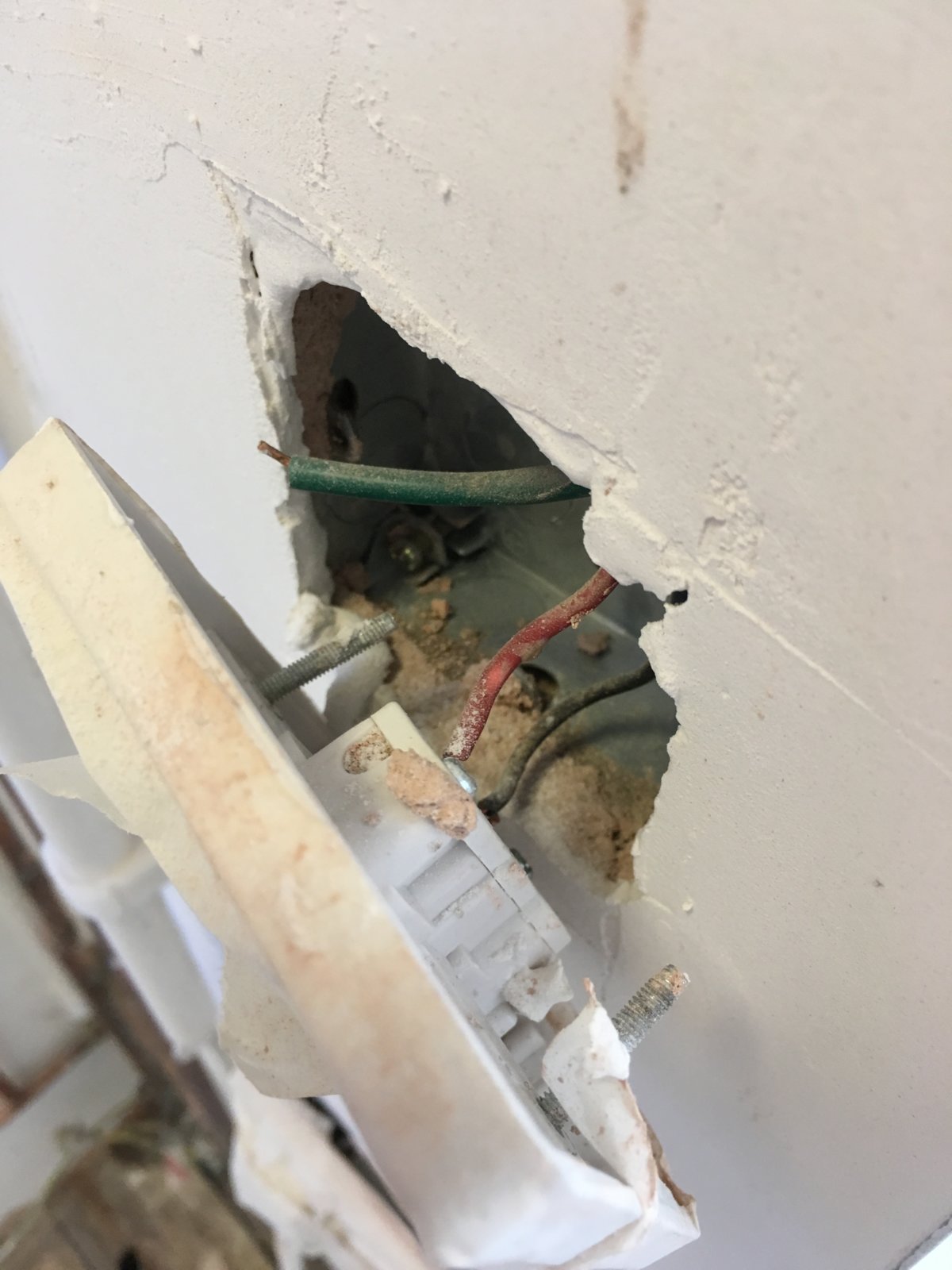 Unusual arrangement of wires in light switch box | DIYnot Forums