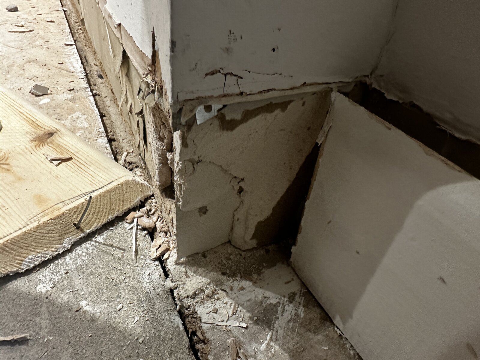 Damaged plasterboard when removing skirting boafd | DIYnot Forums