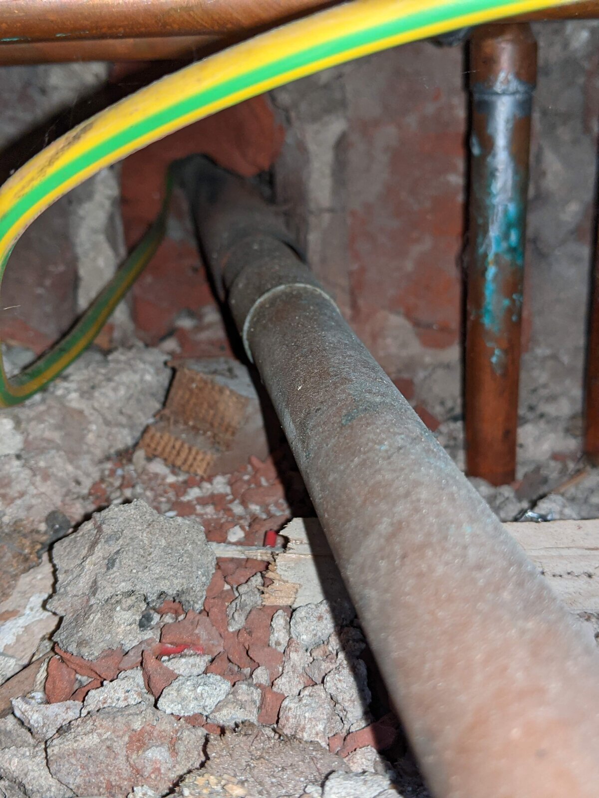 is this gas pipe installed to current standards? | DIYnot Forums