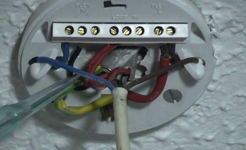 Wires showing at top of ceiling light fitting | DIYnot Forums