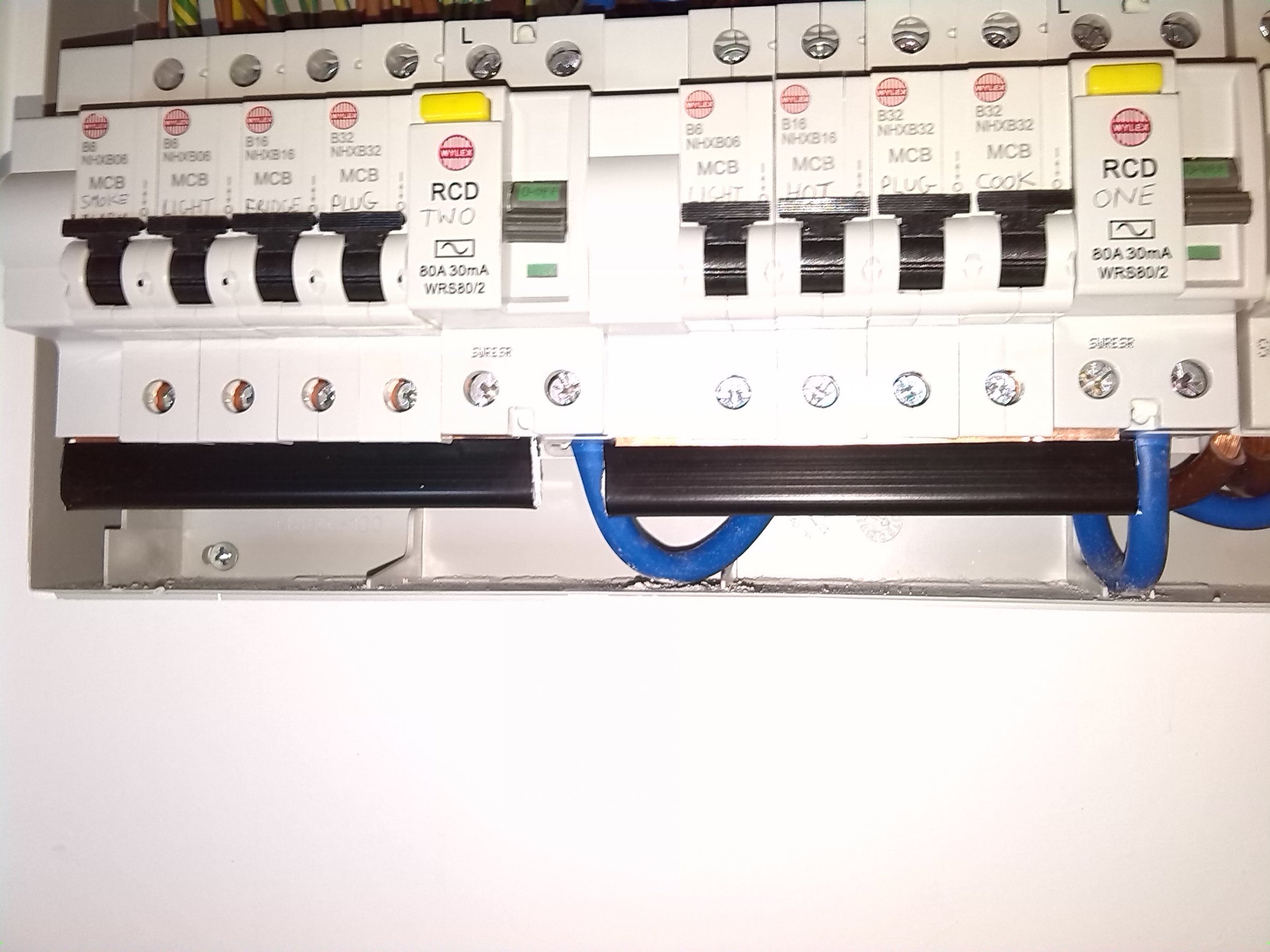 Busbars in a modern Wylex Consumer Unit. | DIYnot Forums